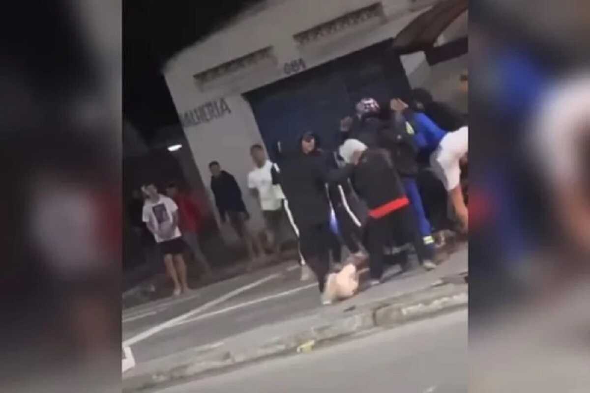 VÍDEO Ladrões cercam homem e roubam moto em 5 segundos no litoral de