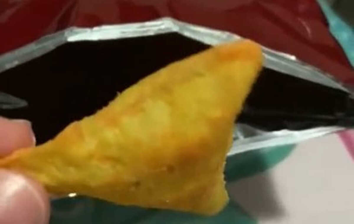 Menina encontra Doritos em formato raro dentro da embalagem e empresa ...