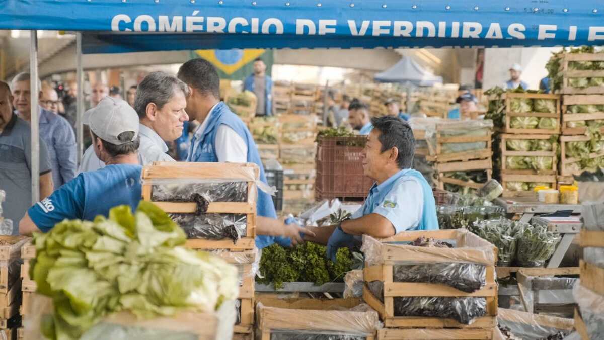 Na Ceagesp, Tarcísio fala em incentivo aos pequenos produtores rurais ...