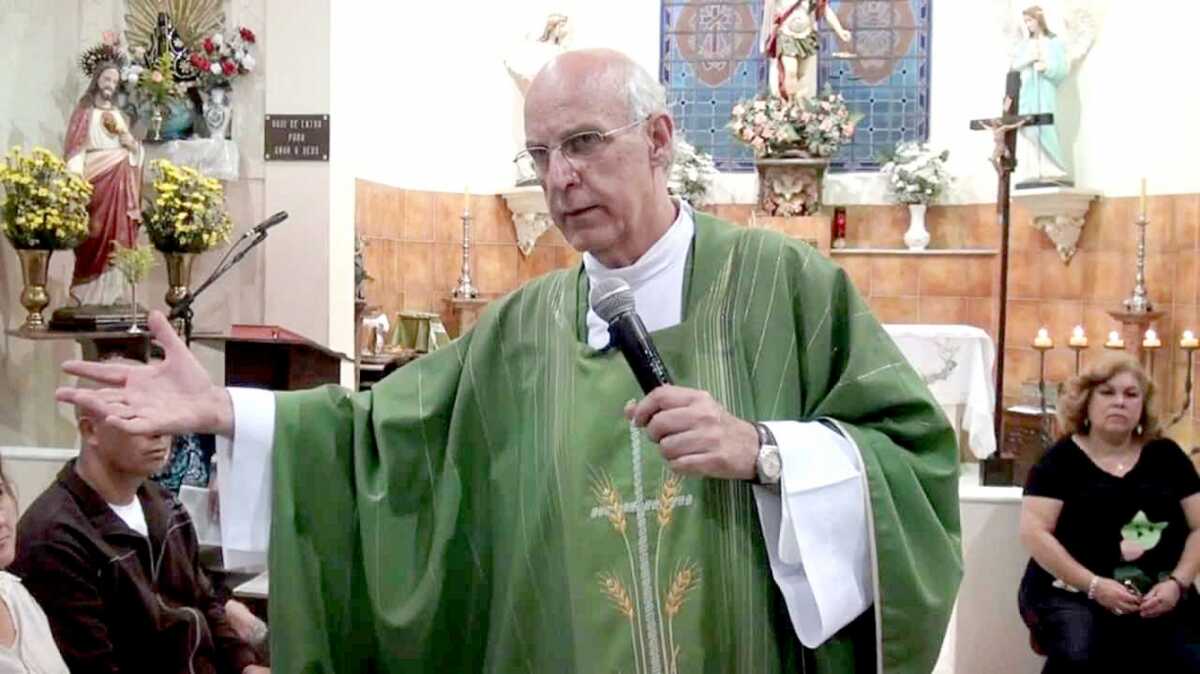 Padre Julio Lancellotti ganha prêmio e é eleito o intelectual ...