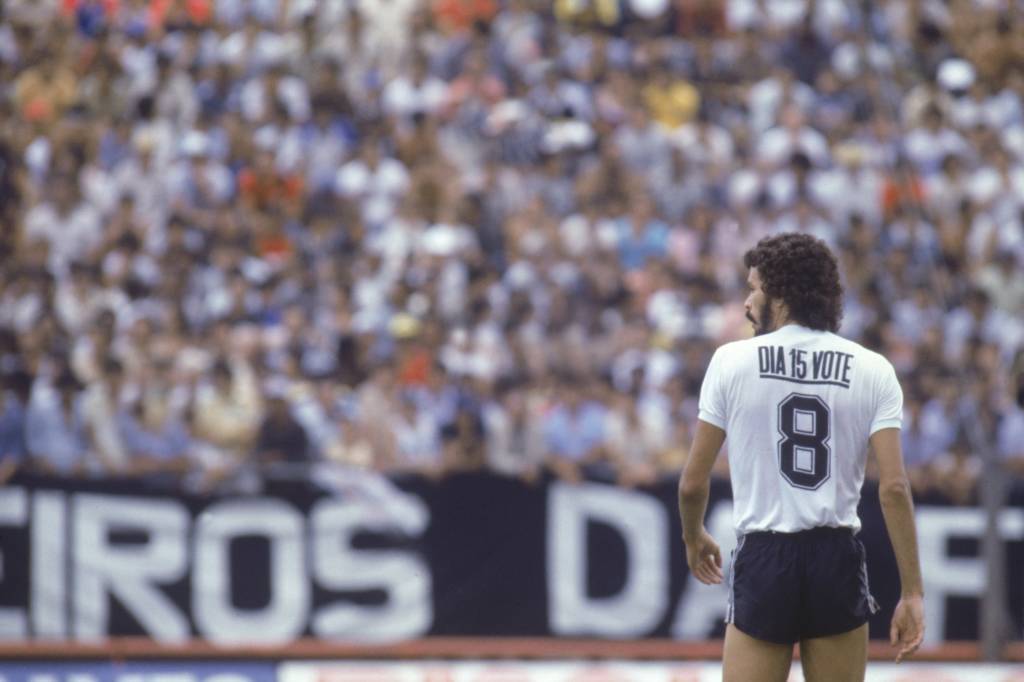 Sócrates é homenageado com prêmio pela France Football - Gazeta de São ...