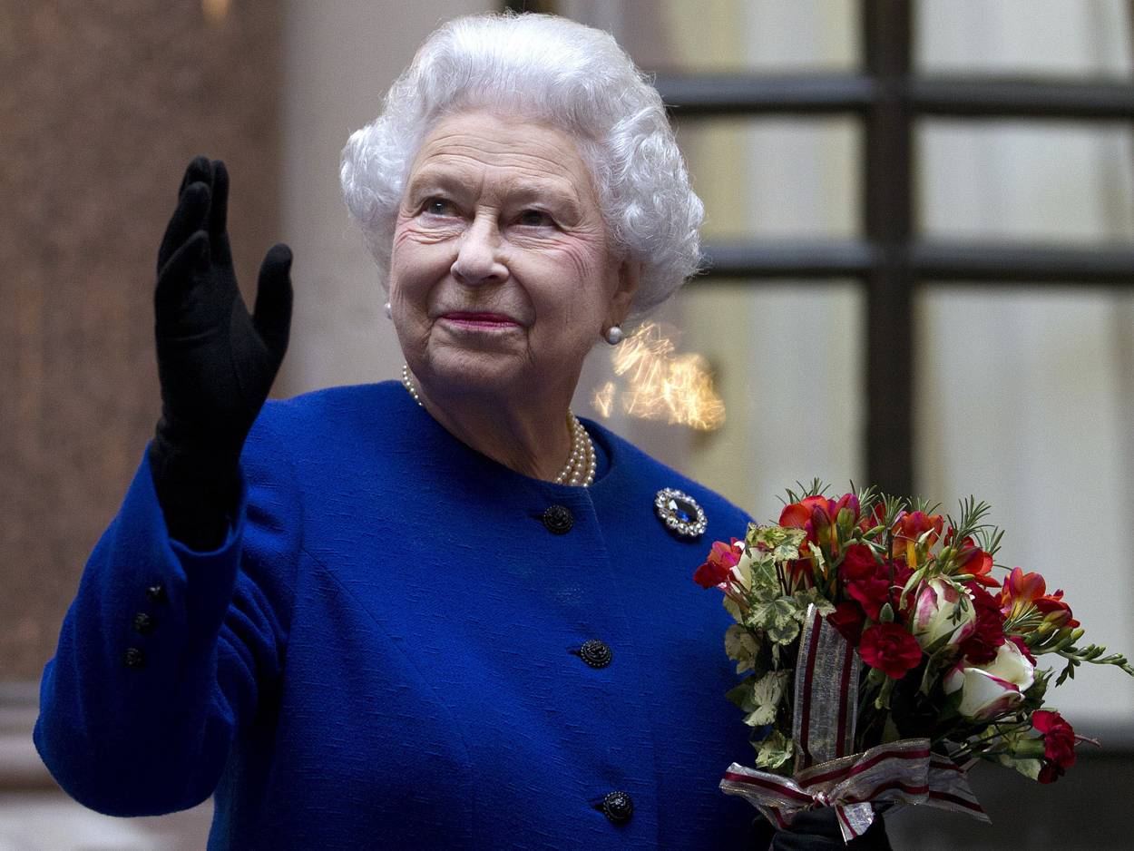 Salvas de 96 tiros, um para cada ano da rainha, homenageiam Elizabeth ...
