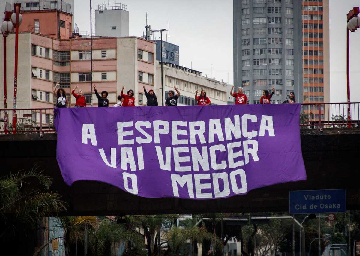 Mulheres do MTST estendem faixas em apoio a Lula no centro de SP ...