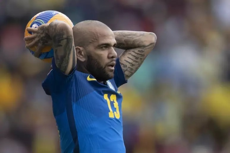 Daniel Alves faz 40 anos e ganha visita da ex-mulher e dos filhos na ...