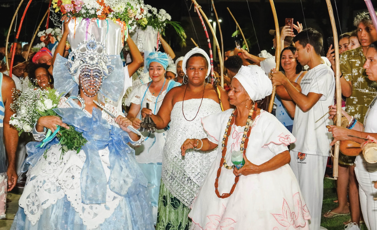 Festa de Iemanjá atrai milhares de pessoas em praia do litoral de SP ...