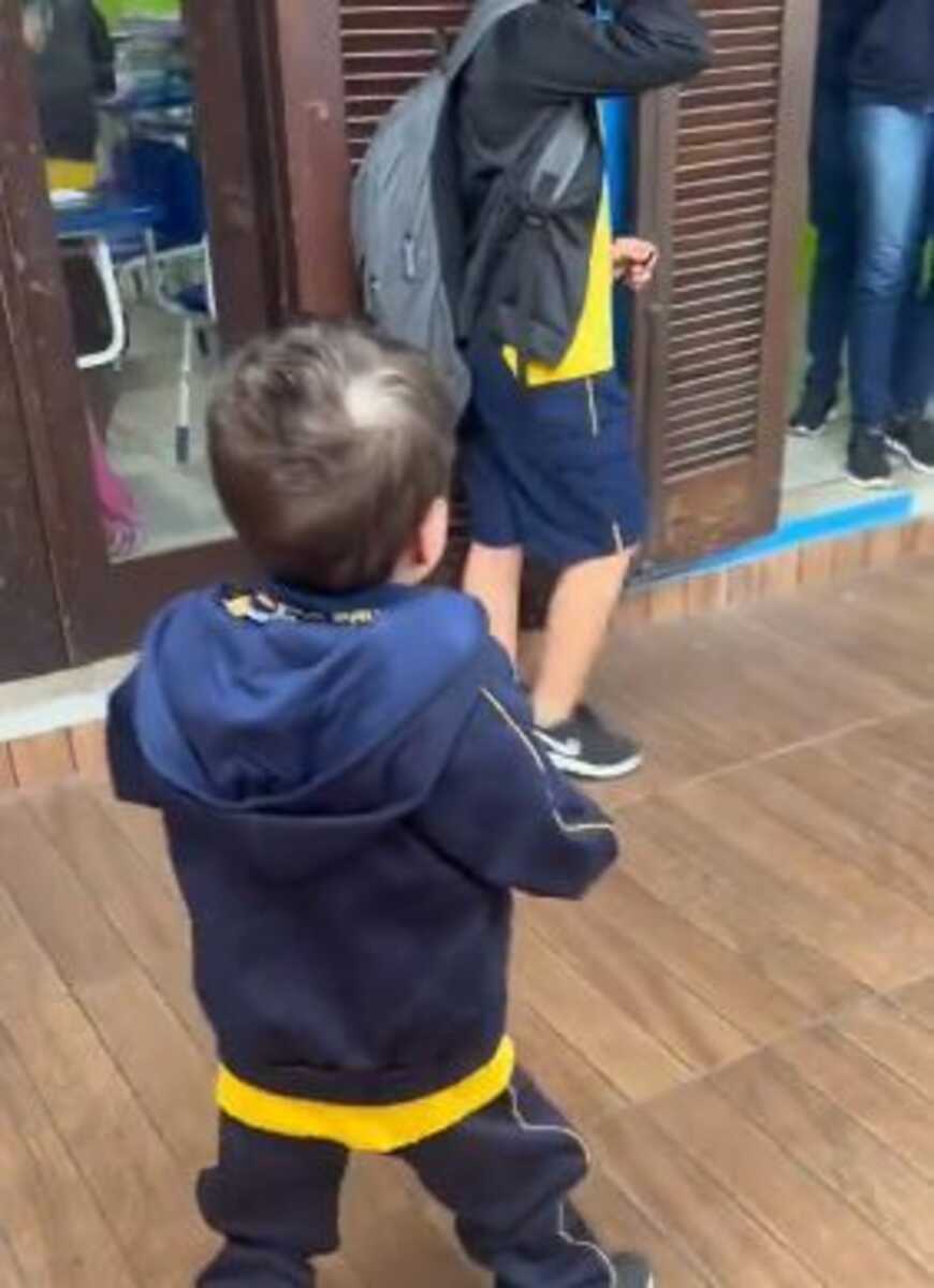 Menino Gui tem volta à escola emocionante após receber alta; veja vídeo ...