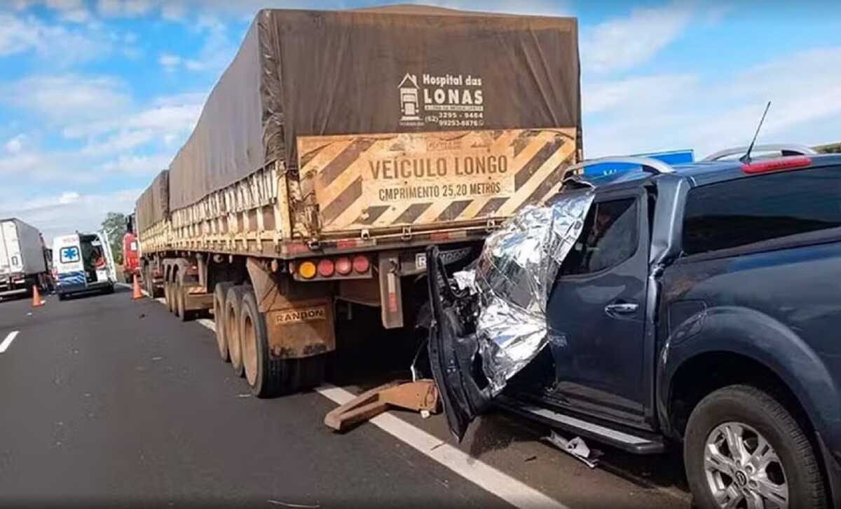 Batida entre caminhonete e carreta deixa um morto na Raposo Tavares - Gazeta de São Paulo