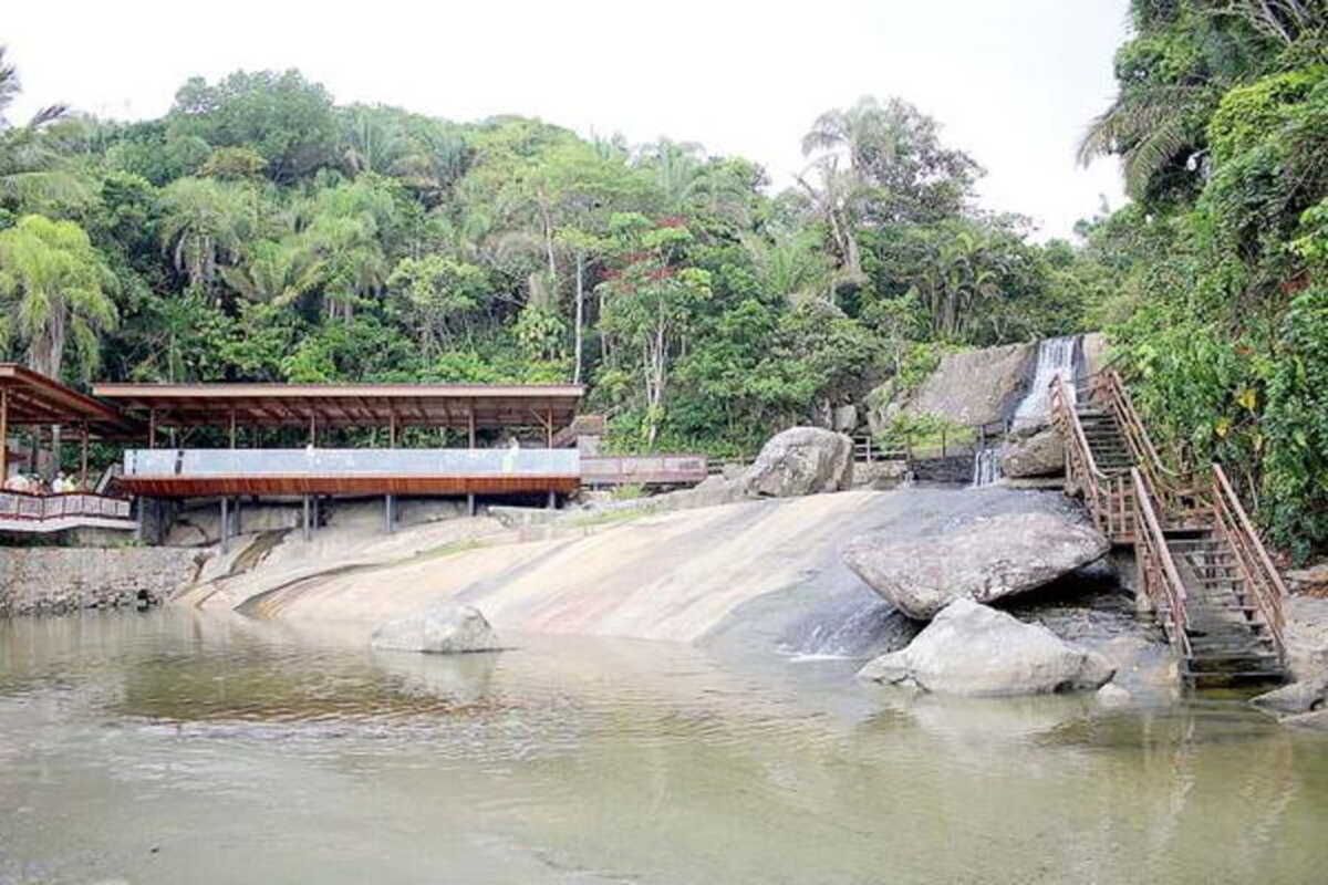 Praia secreta no Litoral de SP tem cachoeira que encontra o mar ...