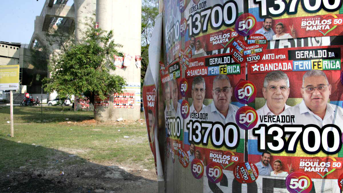 Faixas e adesivos de candidatos são instalados em locais proibidos de ...
