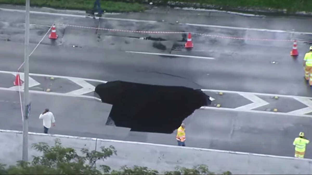 Pista central da Marginal Tietê é interditada após asfalto ceder e ...