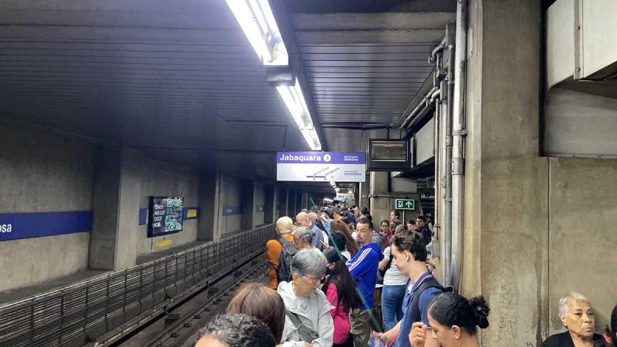 Linha 1-Azul do Metrô funciona com velocidade reduzida e maior tempo de ...