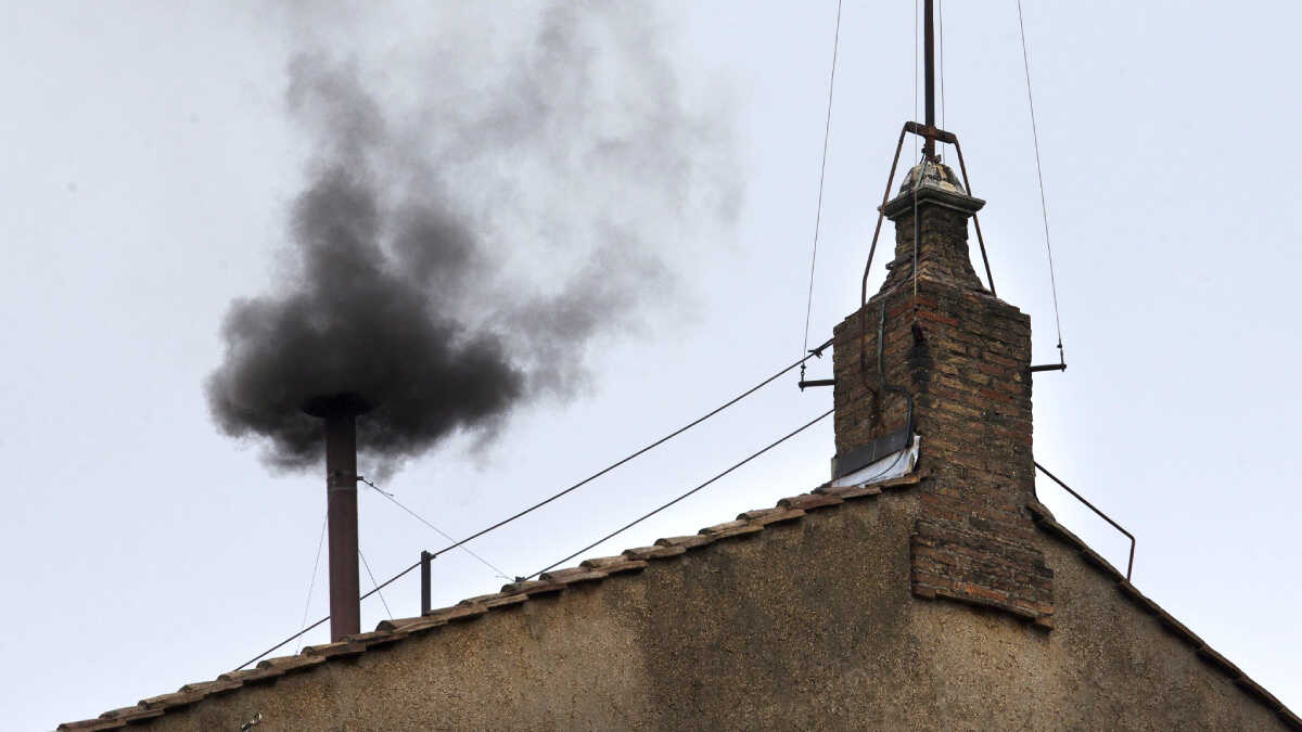Fumaça preta adia anúncio do novo papa no segundo dia de conclave ...