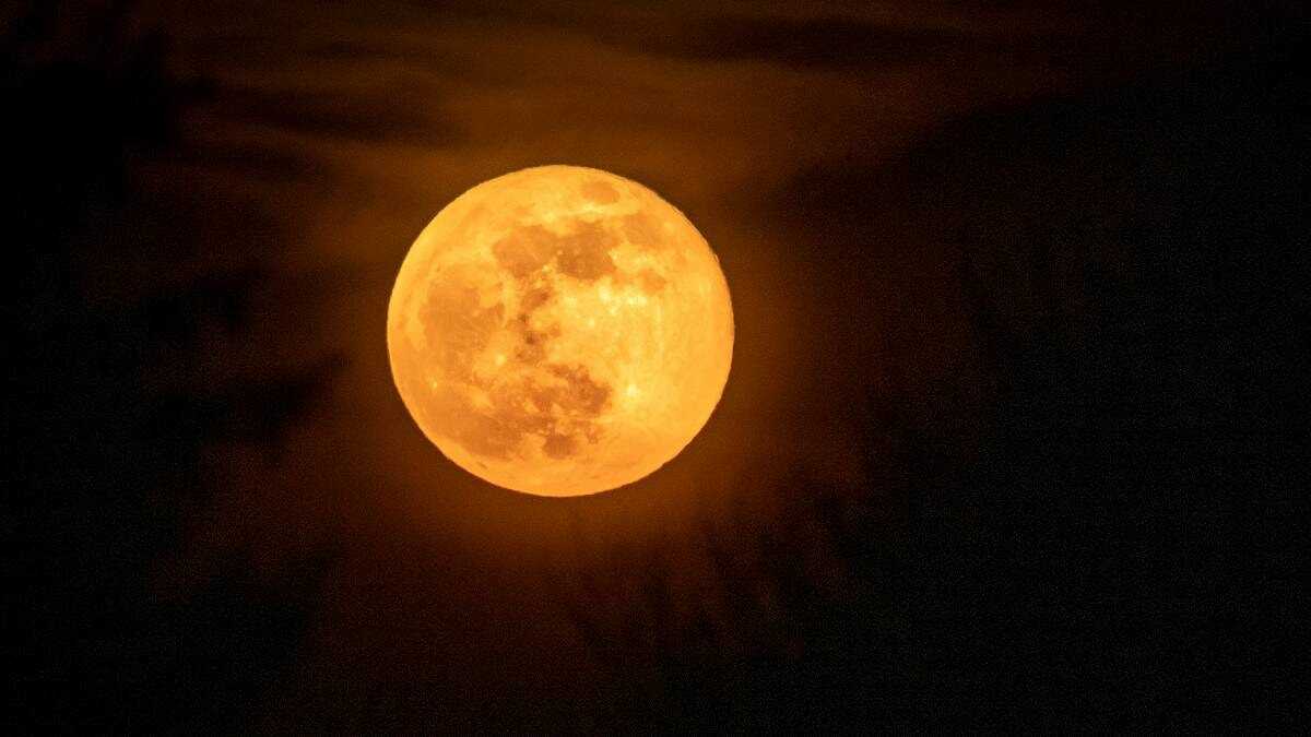 Lua cheia rara com nome curioso surge hoje no céu com brilho alaranjado ...