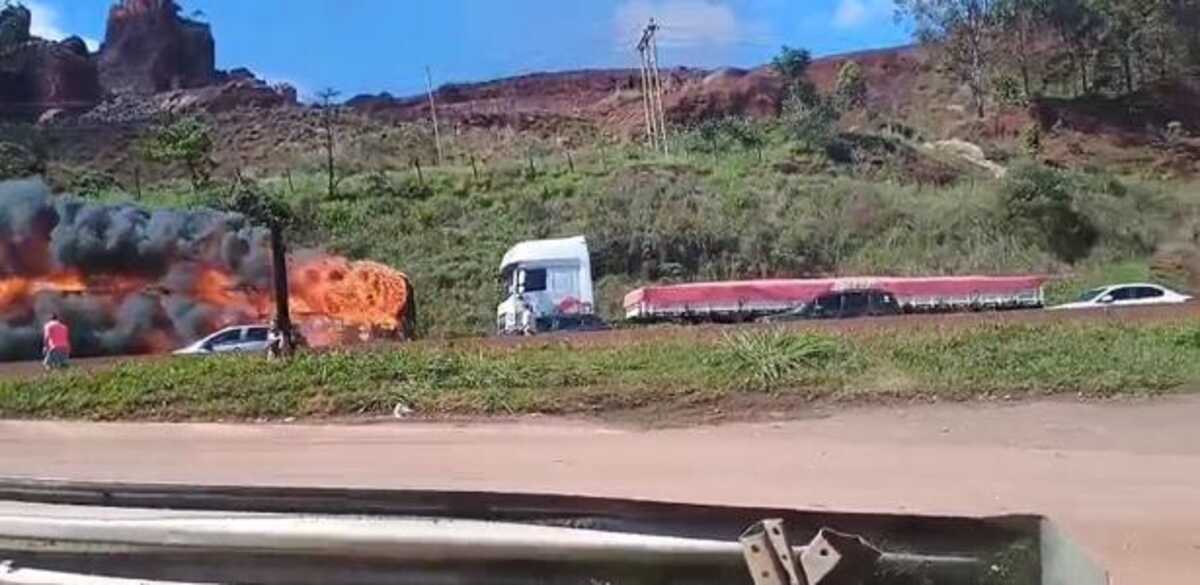 Cena impressionante: ônibus pega fogo, perde o controle e desce rodovia ...
