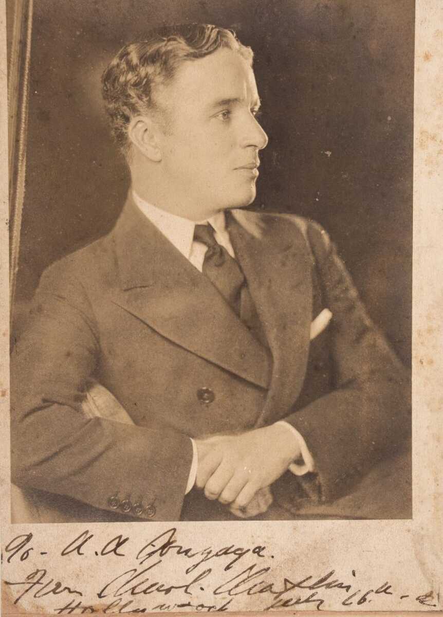 Fotos autografadas de Charles Chaplin e Clark Gable estão à venda no ...