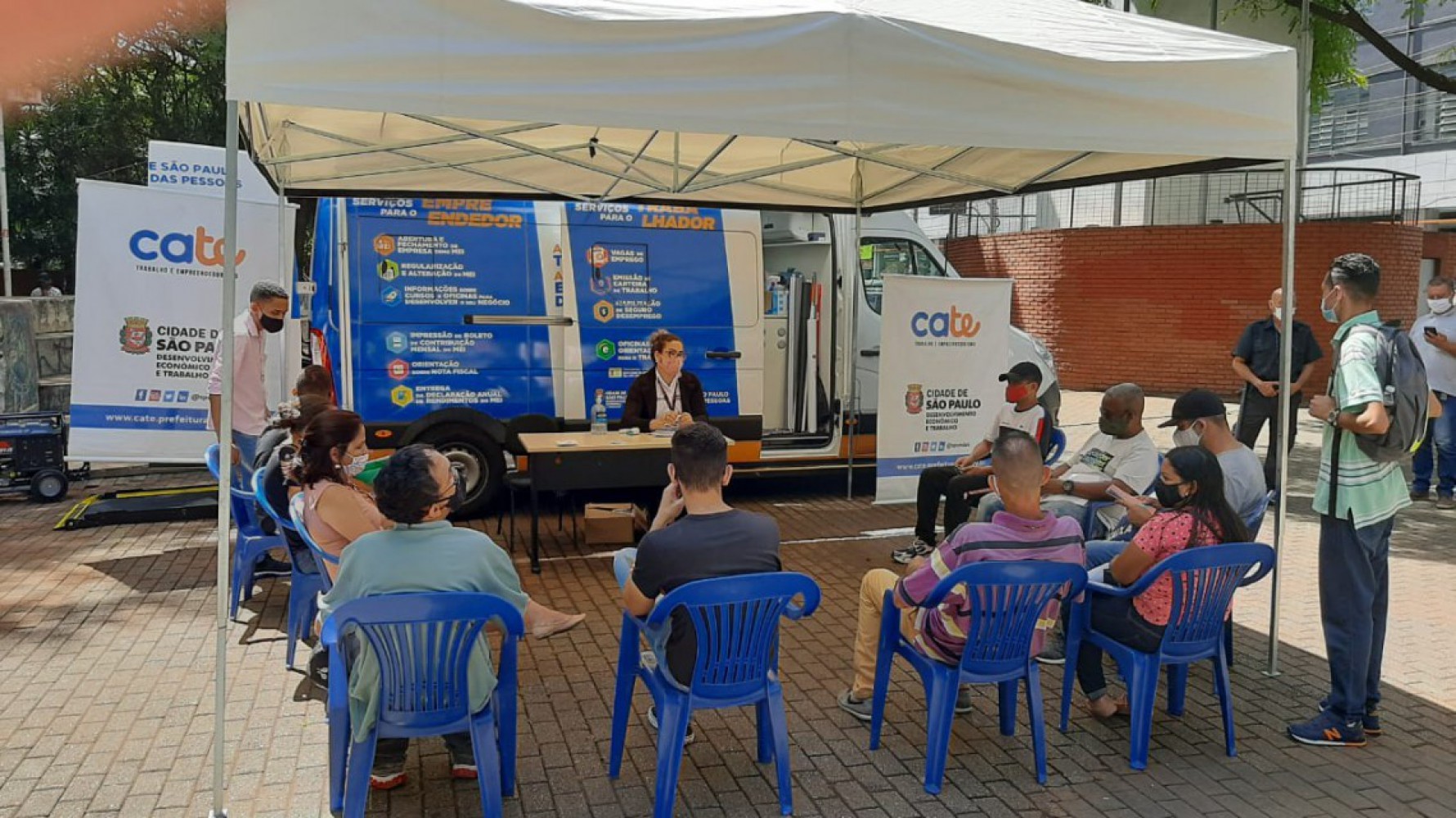 Unidades do Cate Móvel atendem o público na Praça da República durante ...
